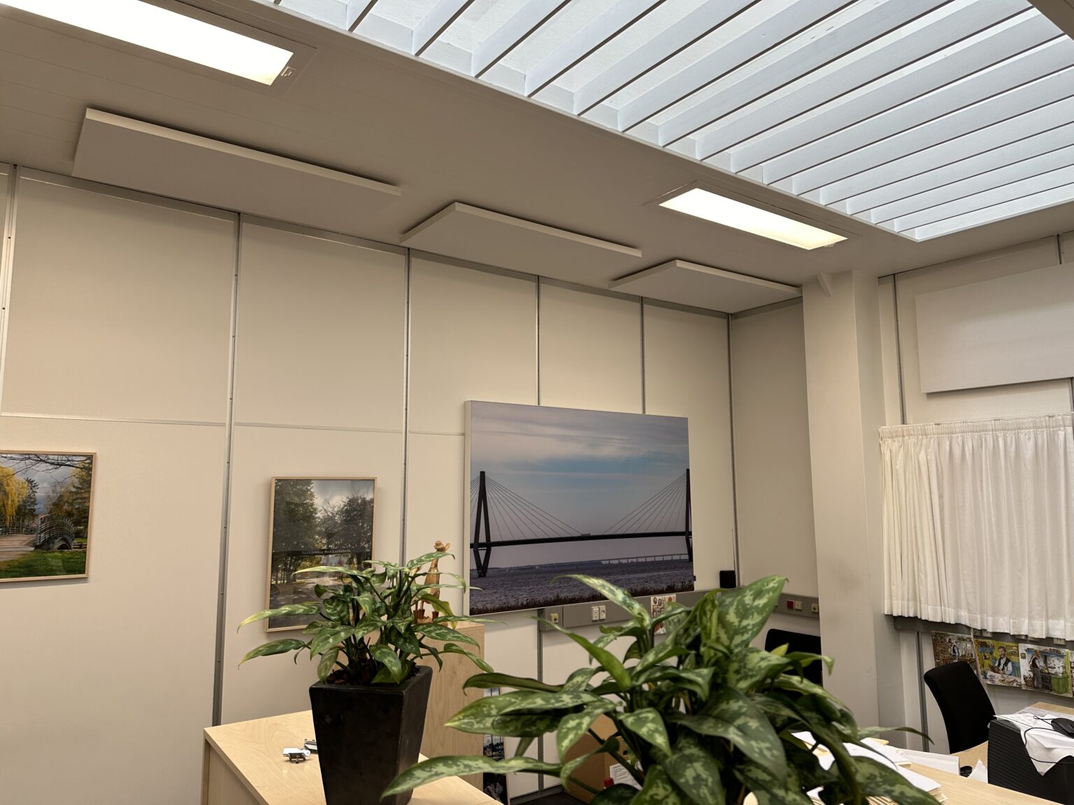 Plader til loft og væg med tæt på beslag 60x120 og 60x60 akustik ...